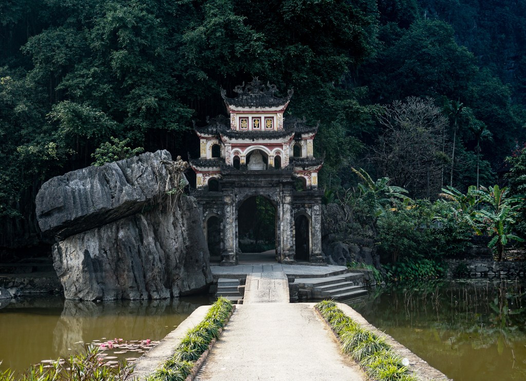 Last Day in Vietnam – a peaceful walk in Tam Coc & magical Bich Cong ...